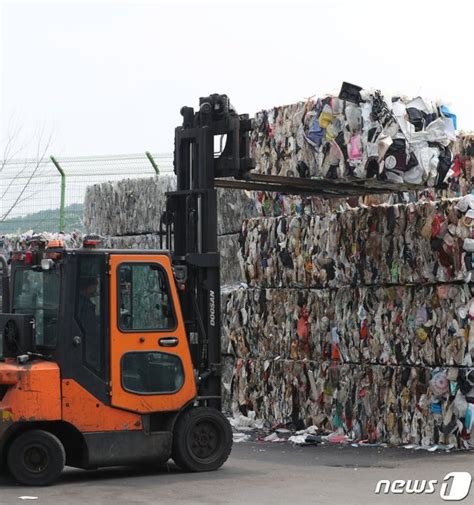 높게 쌓여가는 플라스틱 재활용 쓰레기 네이트 뉴스