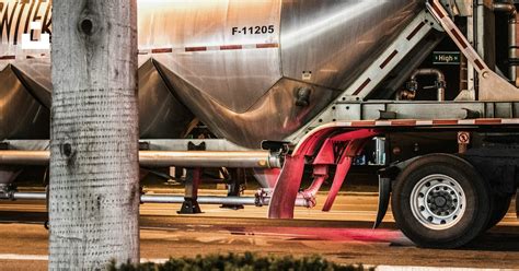 길가에 주차된 대형 유조선 트럭 사진 Unsplash의 무료 오하이오 이미지