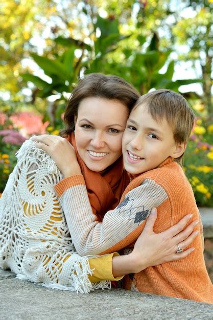 Bonita Madre E Hijo En El Parque Otoño Foto Premium