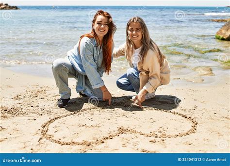 Två Unga Lesbiska Kvinnor Som älskar På Stranden Arkivfoto Bild Av