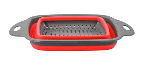 손잡이가 있는 빨간색과 회색 실리콘 소쿠리로 주방용으로 설계되었습니다 소쿠리는 쉽게 보관할 수 있도록 접을 수 있습니다 가정 생활에 대한 스톡 사진 및 기타 이미지 Istock