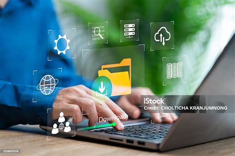 데이터 다운로드 및 업로드 기술 관리 개념 여성 사업가 클라우드 컴퓨터에서 데이터 다운로드 문서 관리 데이터 전송 백업 파일 공유 온라인 문서 전송 0명에 대한 스톡 사진