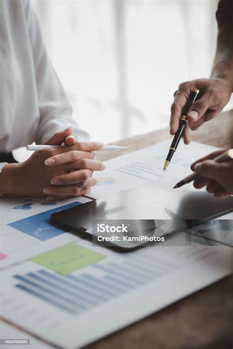 신생 기업을위한 회의실 마케팅 부서에는 마케팅 계획 및 부서 실적 요약 회사의 목표 고객을 분석하기위한 회의가 있습니다 3 명에 대한 스톡 사진 및 기타 이미지 Istock