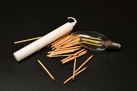 검은 색 배경에 일치와 촛불이있는 전구 조명에 클로즈업 전기 공급 문제 개념 정전 정전에 대한 스톡 사진 및 기타 이미지 정전 손전등 개념 Istock