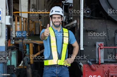 엔지니어 열차의 초상화 열차의 디젤 엔진 열차 창고의 철도 트랙을 검사합니다 강철에 대한 스톡 사진 및 기타 이미지 강철 건설 산업 건축자재 Istock