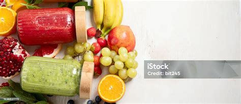 신선한 과일과 야채 스무디 또는 밝은 배경에 다양한 재료를 사용한 주스 0명에 대한 스톡 사진 및 기타 이미지 0명 건강한 생활방식 과일 Istock