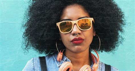 거리에서 아름 다운 아프리카 계 미국인 여자의 초상화입니다 사진 Unsplash의 아프리카계 미국인 여성 이미지