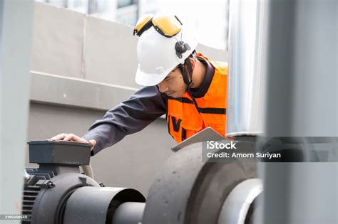 건설 현장의 하수관 지역에서 일하는 남성 배관공 엔지니어 또는 기술자 노동자 건설 현장에서 아시아 남성 배관공 작업자 점검 또는 유지 보수 하수관 네트워크 시스템 기체 물리