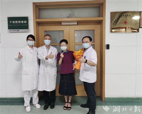 白血病女孩骨髓移植后重获新生 医师节前夕献花致谢医生 湖北日报新闻客户端