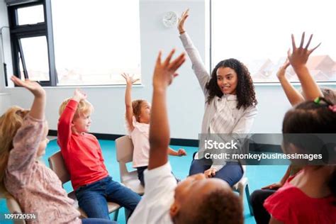 유아 학교 어린이 교실 원의 자에 앉아 그들의 여성 교사와 손을 높이의 클래스를 닫습니다 교사 교육 관련 직업에 대한 스톡 사진 및 기타 이미지 Istock