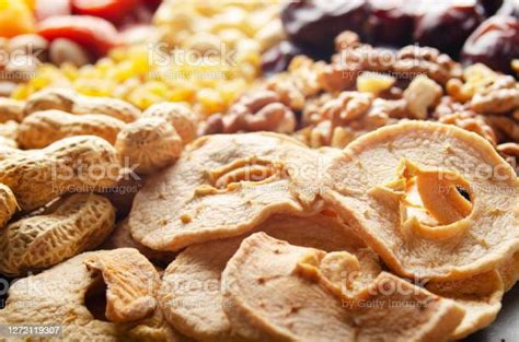 부엌 테이블에 말린 슬라이스 사과 반지의 더미 건강에 좋은 영양가 있는 천연 채식 식품 건강한 식생활에 대한 스톡 사진 및 기타 이미지 건강한 식생활 건과일 건조한