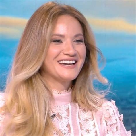 Зейнеб се сбогува с красивата си фигура Не смее да се съблече по бански За Жената