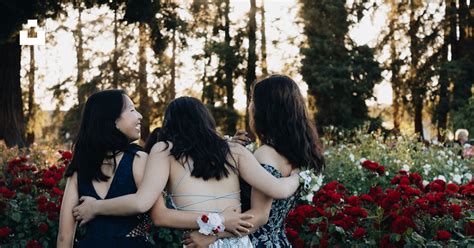 나란히 서 있는 한 무리의 여성들 사진 Unsplash의 무료 드레스 이미지