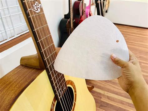 December Guitar Store ဒီဂီတာကြီးနဲ့ လည်းတန်းဆိုင်မှာ ဓာတ်ပုံလာရိုက