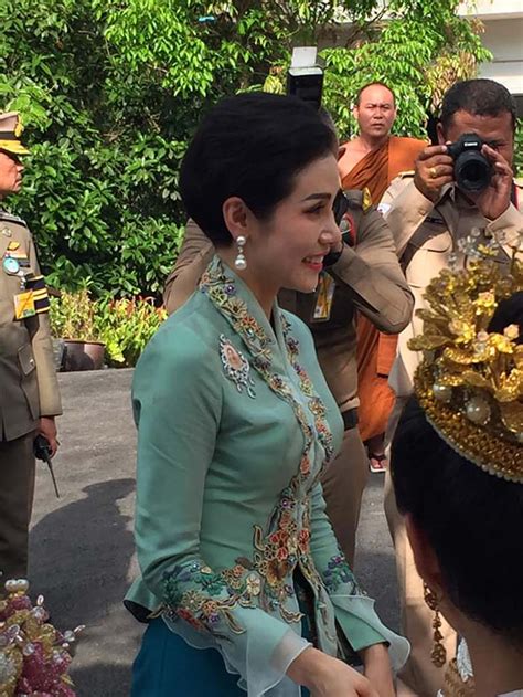 เจ้าคุณพระสินีนาฏ งดงาม สวยสง่าในชุดย่าหยา เยี่ยมราษฎร ปฏิบัติภารกิจที่ภูเก็ต