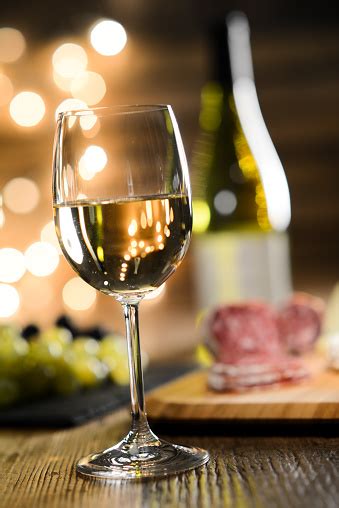 프랑스 치즈와 낭만적인 희미 한 빛과 아늑한 분위기 레스토랑 나무 테이블에 조제와 화이트 와인의 유리 0명에 대한 스톡 사진 및 기타 이미지 Istock