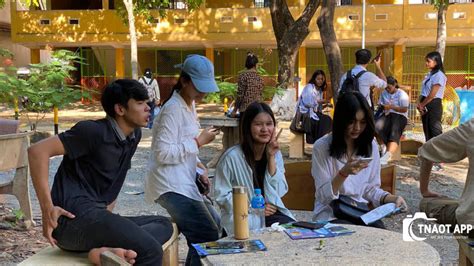 សកម្មភាពបេក្ខជននៅវិទ្យាល័យជាស៊ីម បឹងកេងកង រង់ចាំស្តាប់ឈ្មោះប្រកាសលទ្ធផលប្រឡងសញ្ញាបត្រ