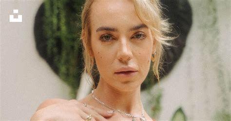 빨간 비키니 상의를 입은 여자가 사진을 위해 포즈를 취하고 있다 사진 Unsplash의 무료 캉구 이미지