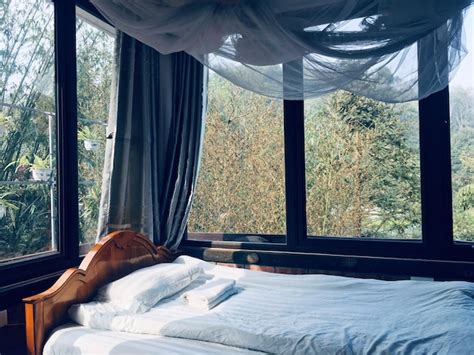 Premium Photo Sunlight Falling On Glass Window