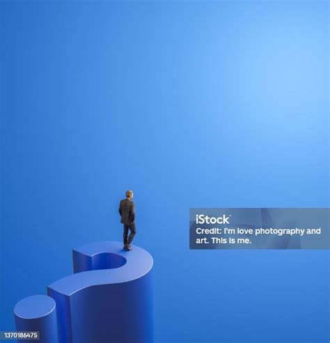 거대한 물음표에 서있는 사업가 비전과 비즈니스 의사 결정 개념 비즈니스 비전 목표 도전 기회의 상징 사실적인 3d 렌더링 질의응답에 대한 스톡 사진 및 기타 이미지 Istock