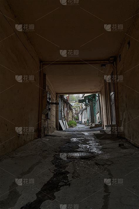 俄罗斯的贫民窟雨中的老穷街俄罗斯的度假城市基斯洛沃茨克贫穷地区的雨水