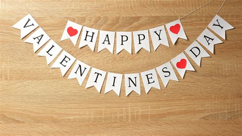 복사 공간이있는 나무 배경에 해피 발렌타인 데이 흰색 플래그 화환 사랑 발렌타인 로맨틱 랑데부 템플릿 0명에 대한 스톡 사진 및 기타 이미지 Istock