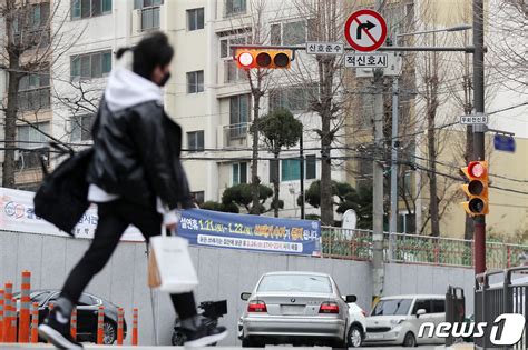 우회전 신호등 설치하고 보호구역 확대해 교통사고 사망자 줄인다
