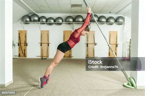 Gadis Muda Yang Cantik Dan Tampan Meregangkan Ototototnya Setelah