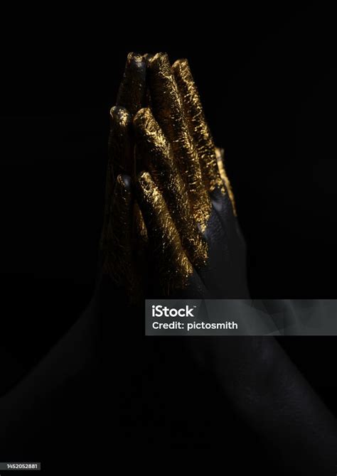 어두운 배경에 대해 두 손바닥을 모으고 있는 팔의 클로즈업 황금 손가락 끝 기도 제스처 3d 그림입니다 개념에 대한 스톡 사진 및 기타 이미지 Istock
