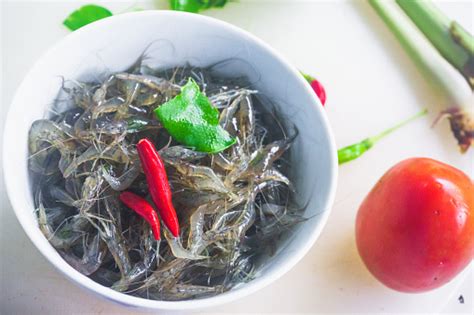 새우와 칠리와 향료와 태국 요리 냠 Kuggetgn 음식 그릇에서 많은 작은 갑각류에서 이루어집니다 새 콤 하 고 짭짤한 소스