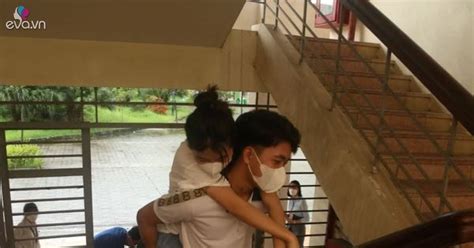 Người Mẹ Rơi Nước Mắt Khi Thấy Con Gái Bị Ngã Gãy Chân được Cõng Vào