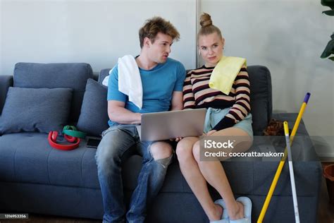 웃는 젊은 백인 부부는 거실에서 웹 사이트에서 쇼핑을위한 소셜 미디어에서 커뮤니티를 위해 온라인 노트북으로 휴식을 취하는 것을 좋아합니다 휴일 개념에 결혼 한 가족 라이프