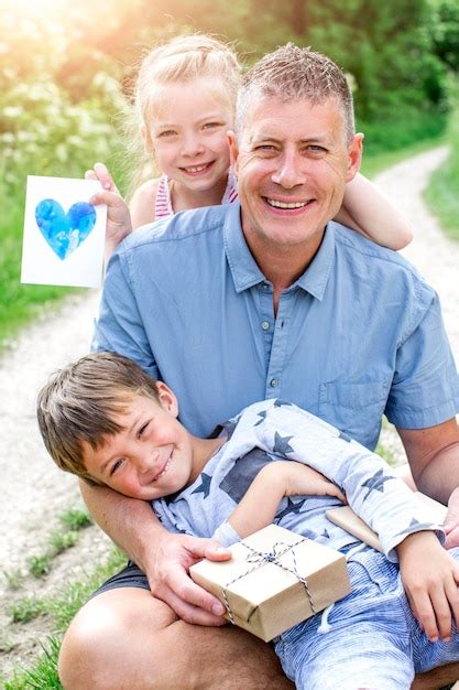 Retrato De Pai Com Filho E Filha No Parque Foto Premium