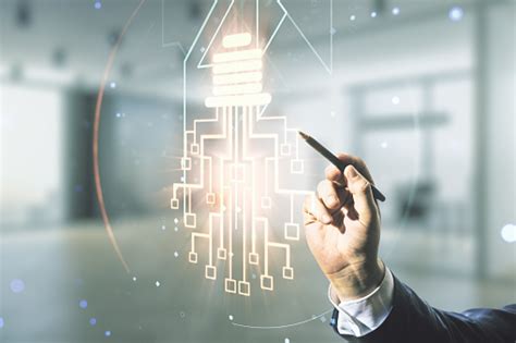 남자는 흐리게 사무실 배경에 전구와 마이크로 회로 그림가상 창조적 인 아이디어 개념으로 작업 펜 손으로 신경망 및 기계 학습 개념 다중 노출 개념에 대한 스톡 사진 및 기타