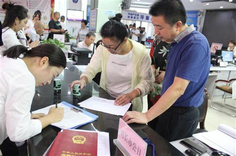 市房管局局长进驻窗口服务推进政务服务提质增效办事
