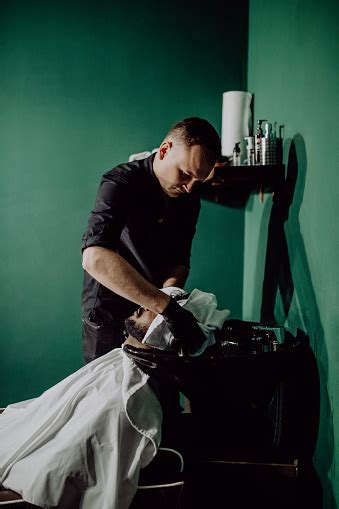 젊은 인도 남자 그의 머리를 가진 머리 절단 전후 미용 살롱에서 세척 고객에 대한 스톡 사진 및 기타 이미지 고객 귀여운 깔끔한 Istock