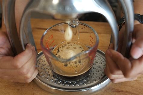 에스프레소 커피 기계에서 쏟아져의 클로즈업입니다 커피와 함께 남자 손 개념에 대한 스톡 사진 및 기타 이미지 개념 남자