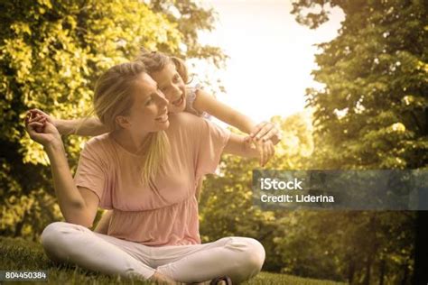 엄마와 딸 야외 풀밭에서 엄마와 딸 푸른 잔디에 재생입니다 어린 소녀는 그녀의 어머니를 포옹입니다 2명에 대한 스톡 사진 및 기타 이미지 Istock