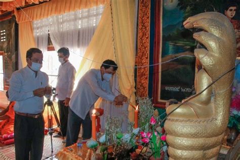 ក្រុមការងារថ្នាក់កណ្ដាលចុះជួយស្រុកស្រីស្នំ នាំយកទៀនវស្សា ទេយ្យវត្ថុ