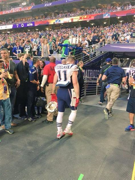 Edelman Going Back In The Locker Room Julian Edelman Nfl Players