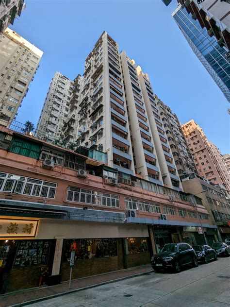 油麻地醉汉与妻争执 激动持刀上天台 被劝服返回安全地 星岛日报