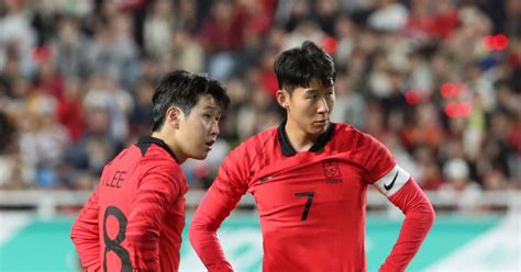 프리킥 준비하는 송흥민과 이강인[스경포토]