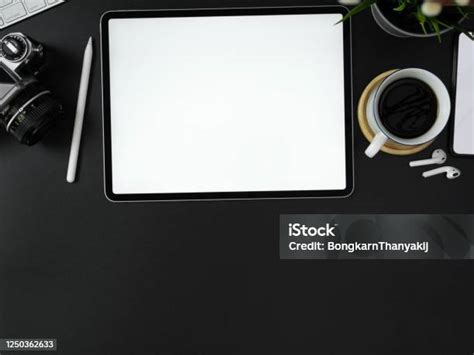 빈 화면 태블릿 카메라 커피 컵 어두운 현대 사무실 책상에 다른 디지털 장치 및 장식 0명에 대한 스톡 사진 및 기타 이미지 0명 개념 개념과 주제 Istock