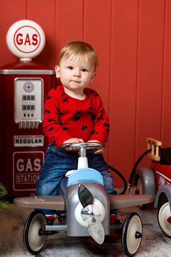 귀여운 유아는 장난감 자동차와 함께 놀고있다 장난감 타자기 비행기를 타고 행복한 어린 시절 12월에 대한 스톡 사진 및 기타 이미지 Istock