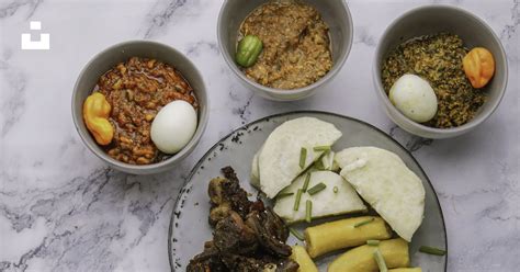 음식이 담긴 접시와 음식이 담긴 그릇이 놓인 테이블 사진 Unsplash의 무료 음식 이미지