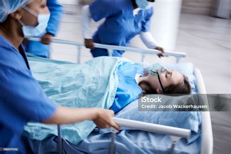 수술 응급 상황 및 의료 사고 및 위기를 위해 병원에서 의사 및 환자와 함께 달리기 의학 의료 및 속도 컨설팅 및 간호사를 위한 클리닉 그룹과의 팀워크 20 24세에 대한