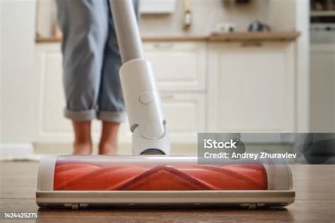 부엌에 무선 휴대용 진공 청소기를 가진 여성 배터리가있는 진공 청소기로 아파트의 바닥을 청소합니다 35 39세에 대한 스톡 사진 및 기타 이미지 Istock