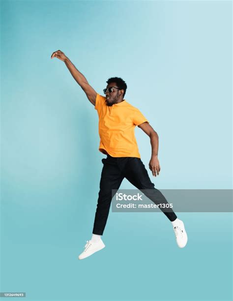 카피 스페이스와 파란색 스튜디오 배경에 고립 된 아프리카 젊은이의 전체 길이 초상화 25 29세에 대한 스톡 사진 및 기타 이미지 25 29세 감정 개념 Istock