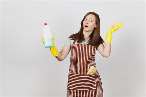 슬픈 영 화가 피곤된 주부 노란색 장갑에 줄무늬 앞치마 흰색 바탕에 주머니에 걸 레 청소 여자 병 청소기 액체 세탁 요리와 스폰지 광고에 대 한 공간을 복사 합니다 가사
