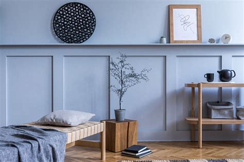 디자인 나무 콘솔 긴 의자 라운지 베개 격자 무늬 책 식물 아름다운 사진 프레임 장식 및 세련된 가정 장식우아한 개인 액세서리와 거실의 현대적인 인테리어 0명에 대한 스톡